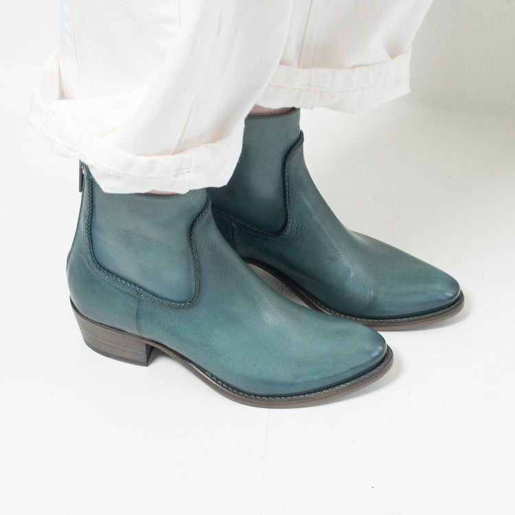 A Mano Online | Handcrafted Italian shoes, boots, sandals for women ...